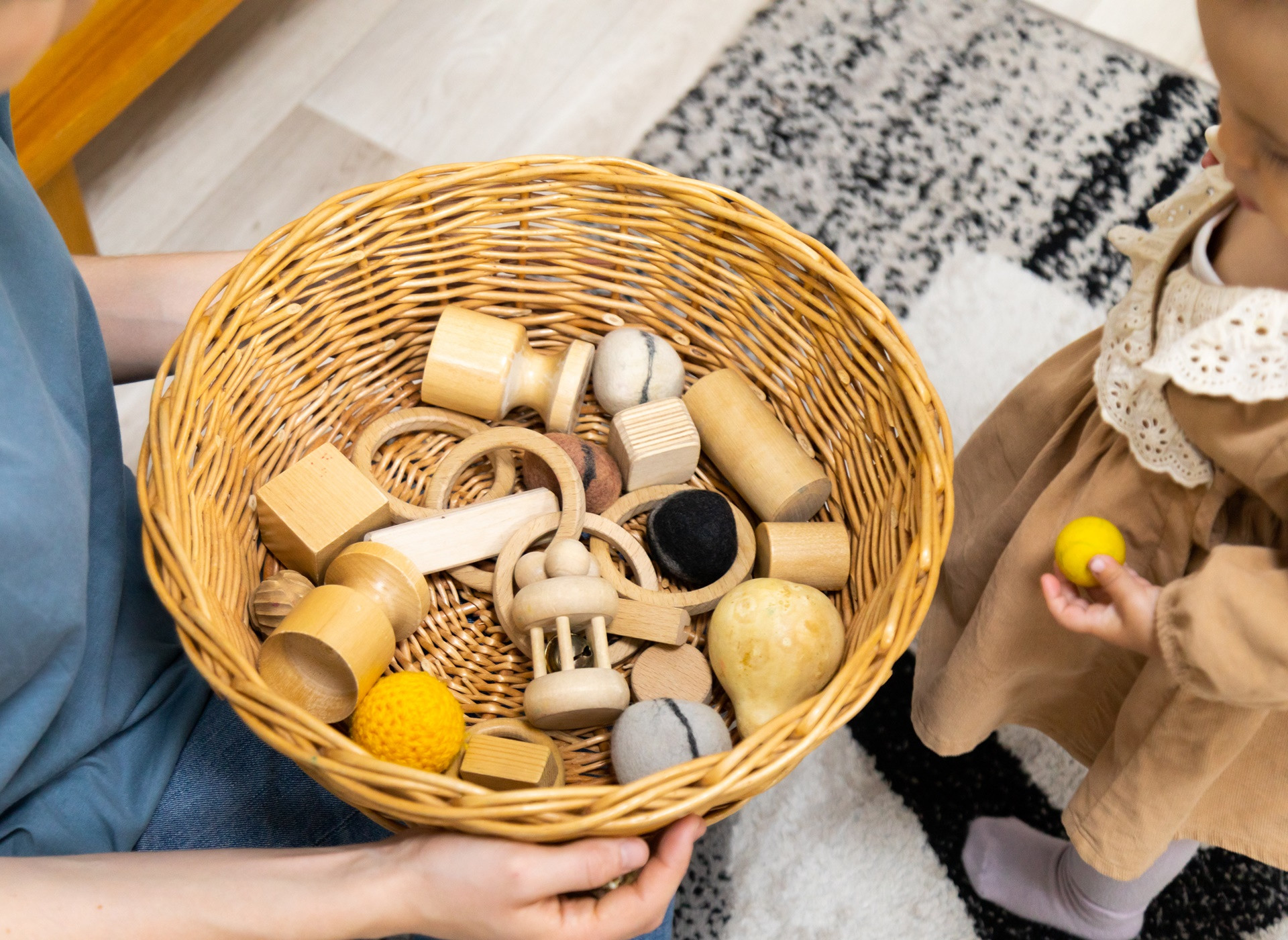 Cesto de los tesoros: estimulación sensorial para bebés